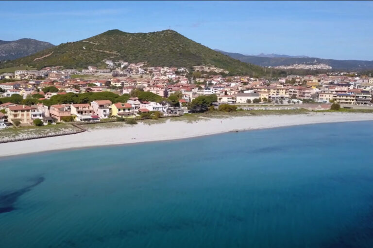 La Caletta Di Siniscola : Plages et guide des vacances - YepSea